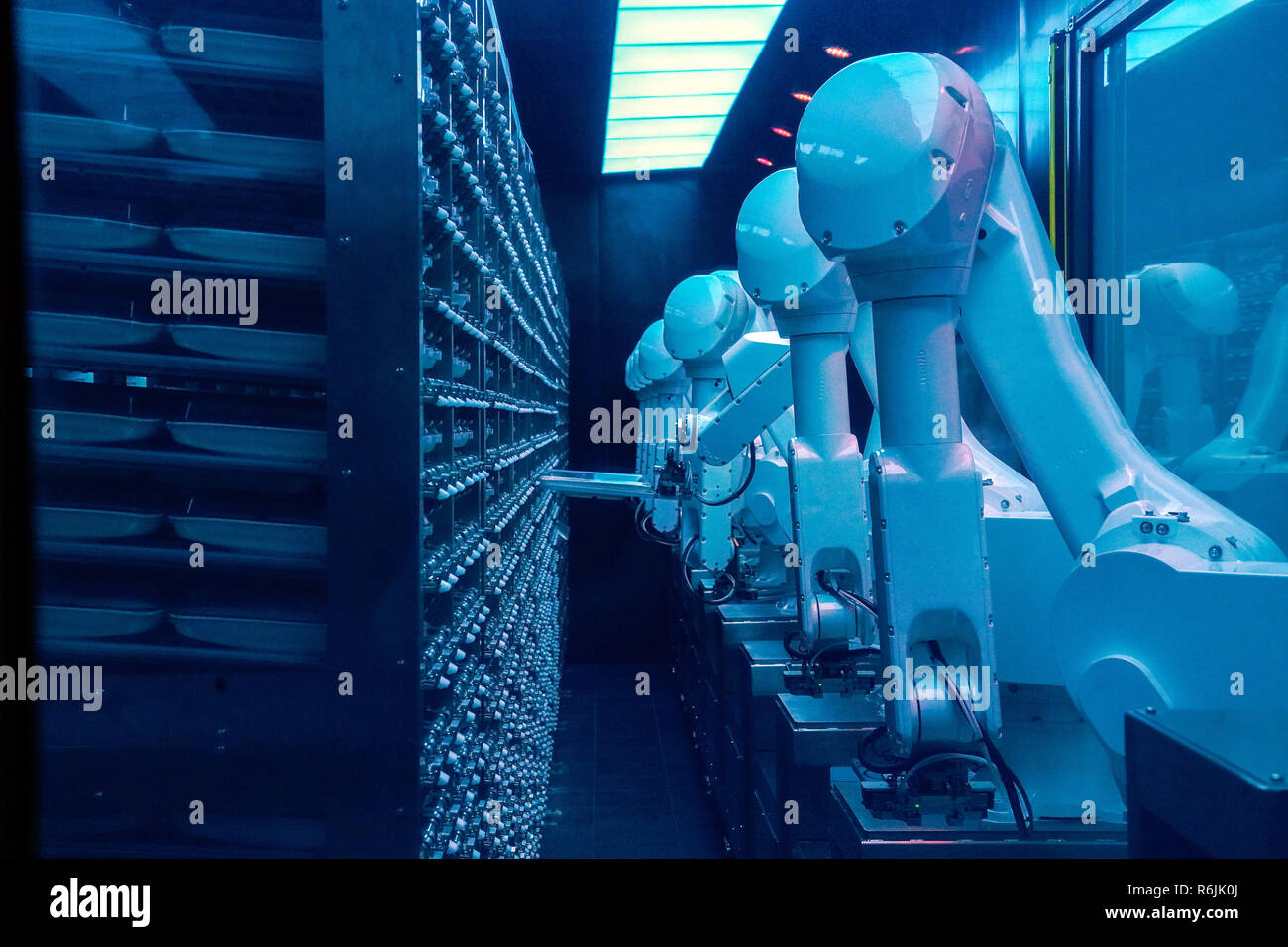 China robots workers hi-res stock photography and images - Alamy