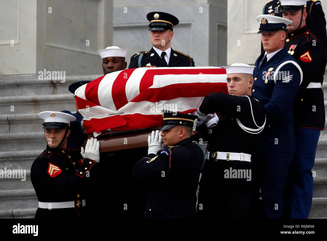 Honor guard w casket hi-res stock photography and images - Alamy