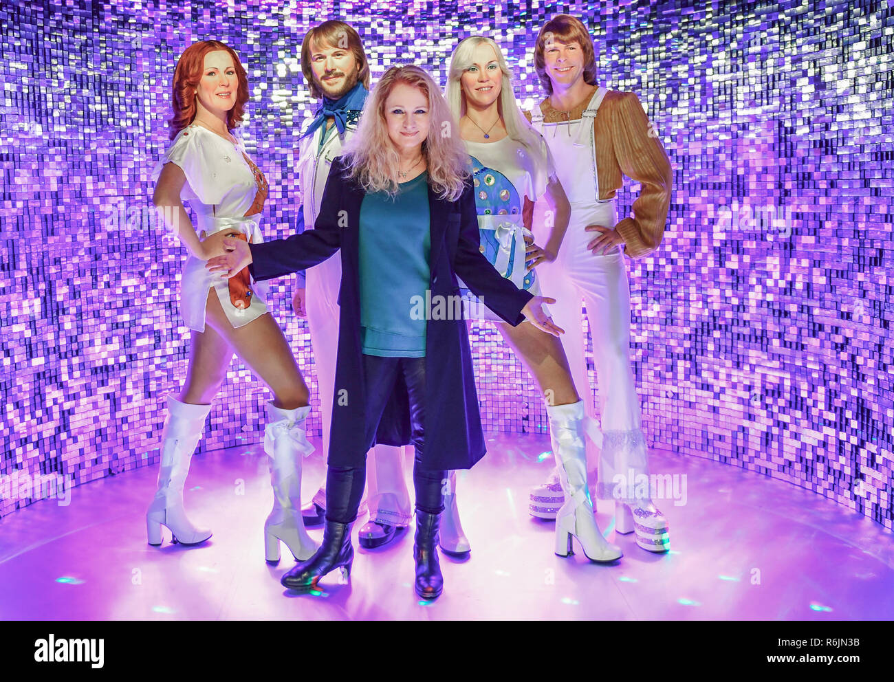Berlin, Germany. 03rd Dec, 2018. The singer Nicole opens the new ABBA ...