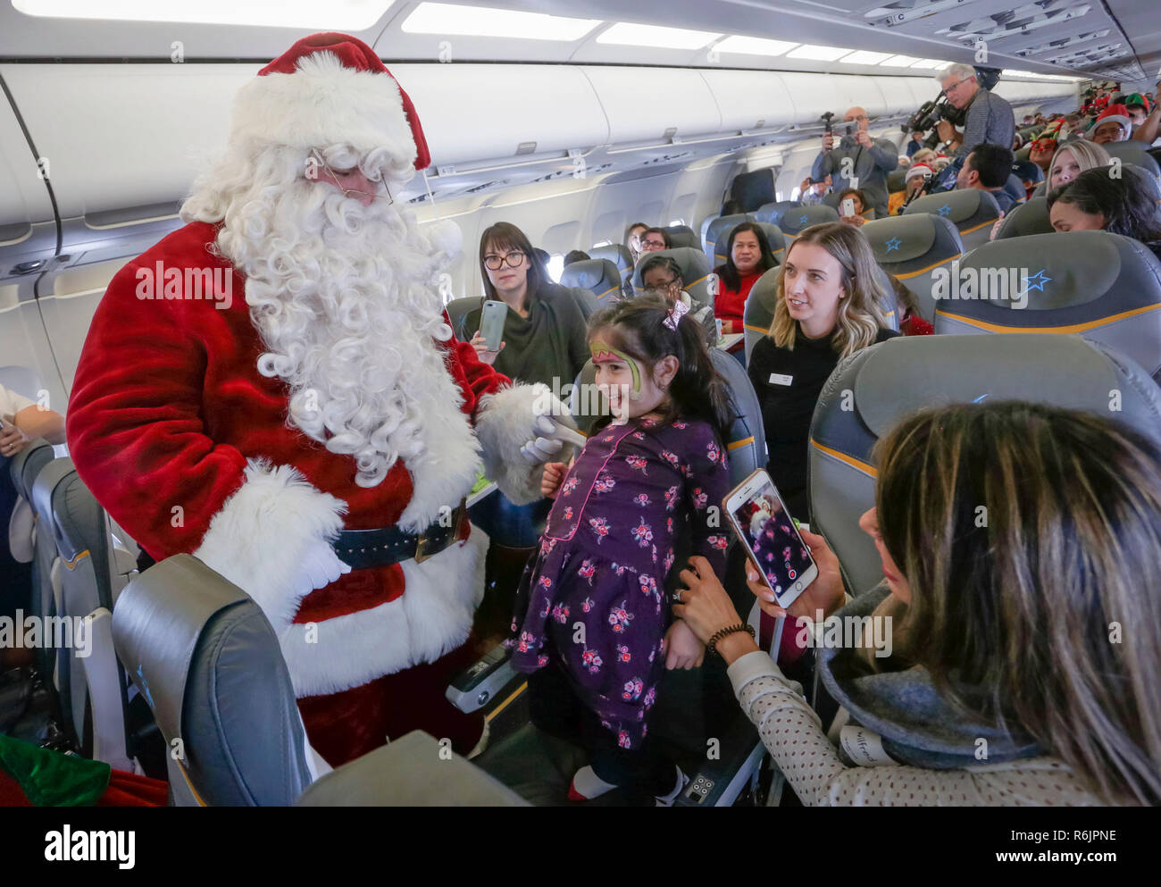 Vancouver, Canada. 5th Dec, 2018. A Santa Claus interacts with children ...