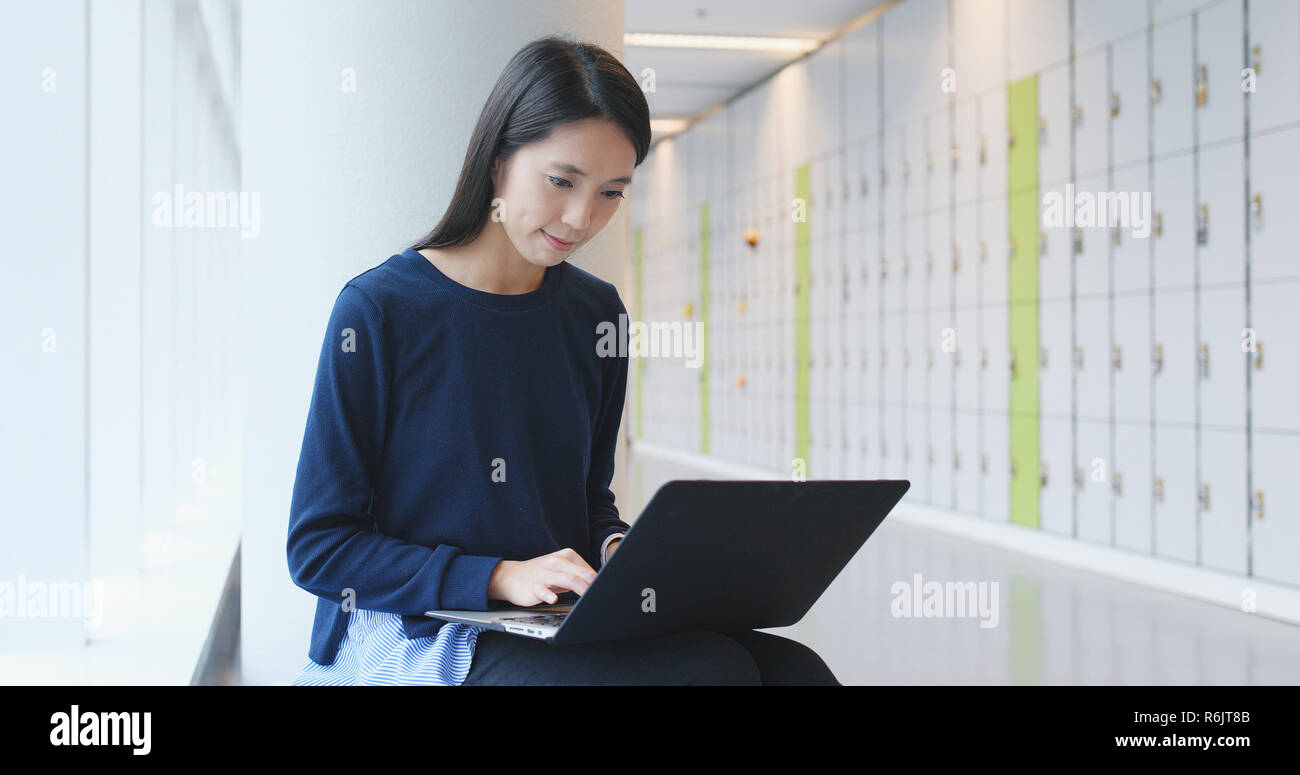 Doing research on computers hi-res stock photography and images - Alamy