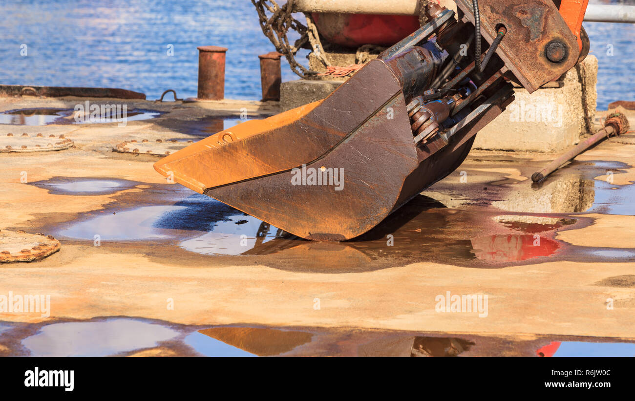 Excavator working at sea. Building construction Stock Photo - Alamy