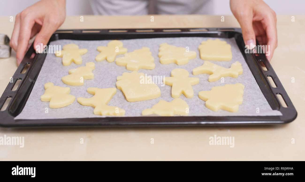 Girls making christmas cookies hi-res stock photography and images - Alamy
