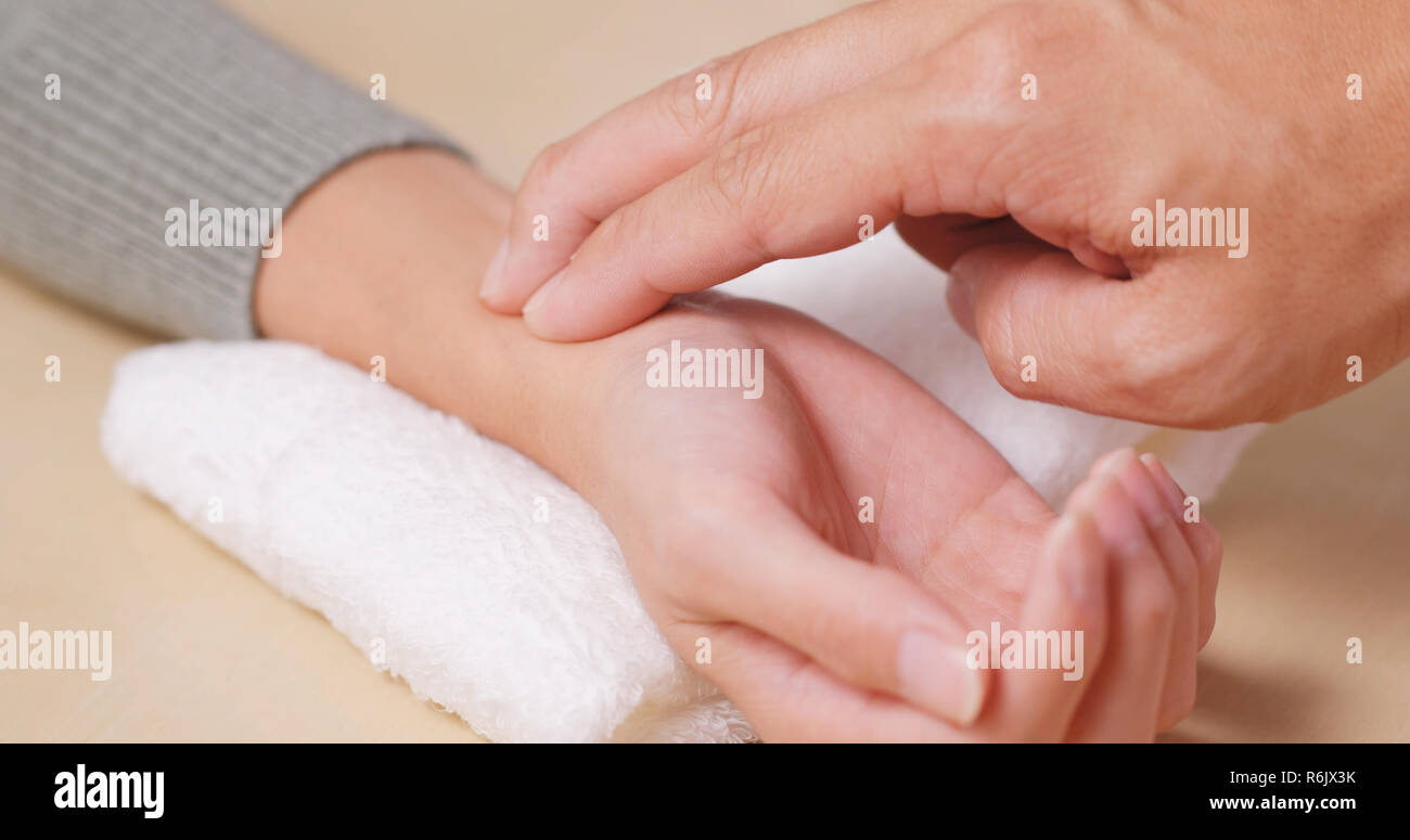 Chinese doctor diagnosis about the pulse on hand Stock Photo - Alamy