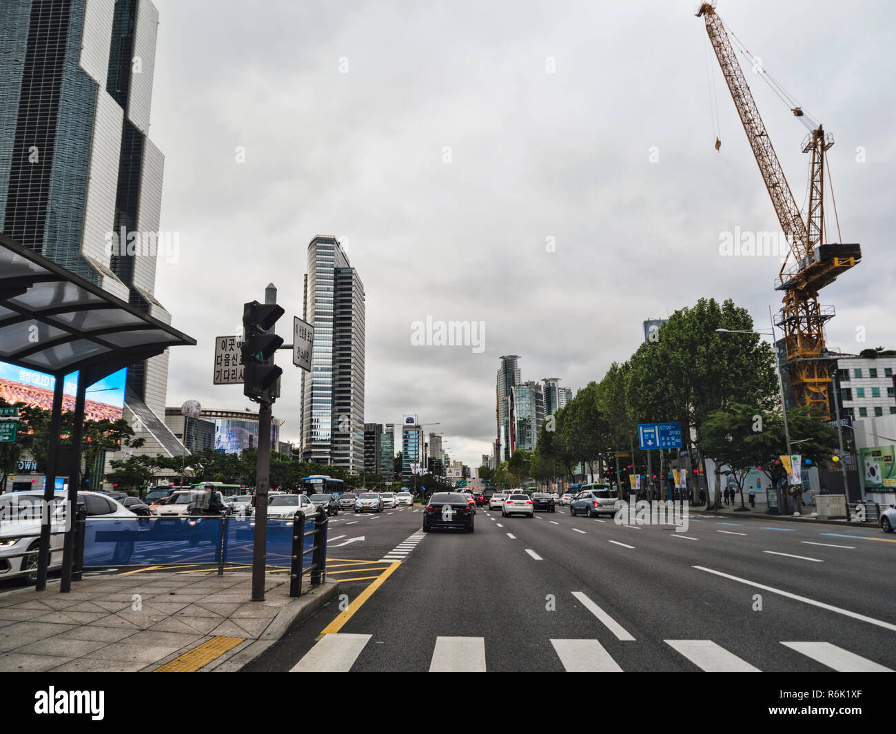 Seoul city / South Korea - May 2018: The street in downtown of Seoul ...