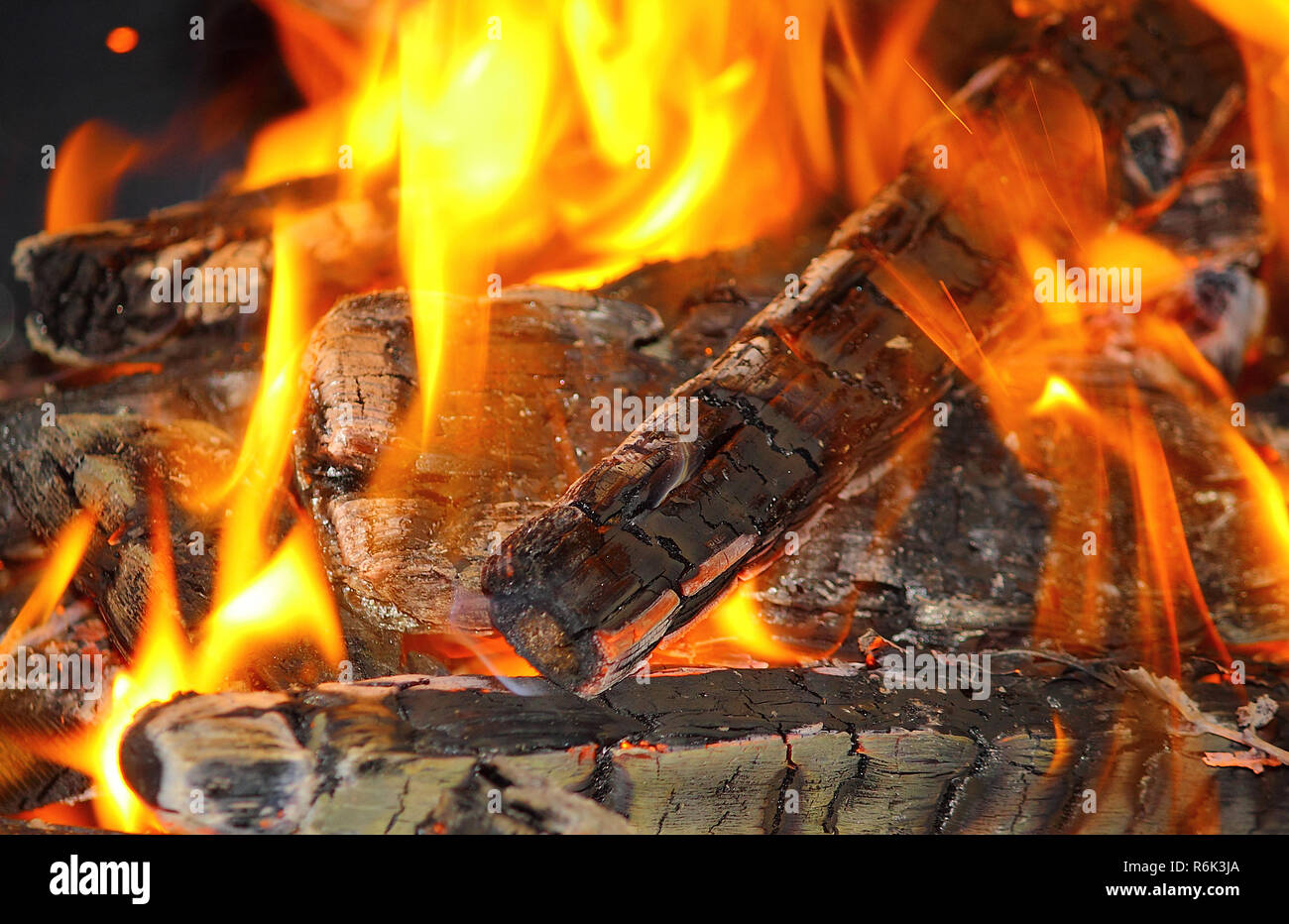 Fire and smoldering embers of wood Stock Photo - Alamy