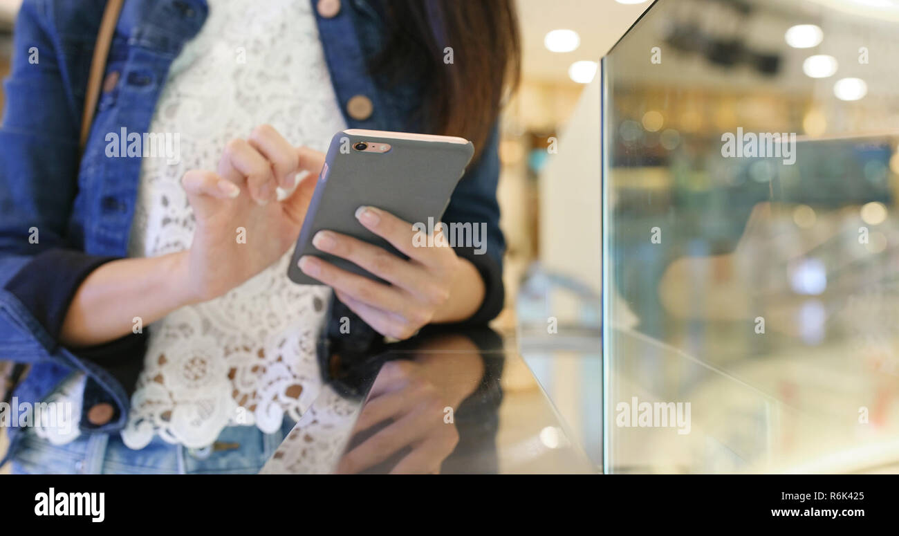 Use of mobile phone in coffee shop Stock Photo - Alamy