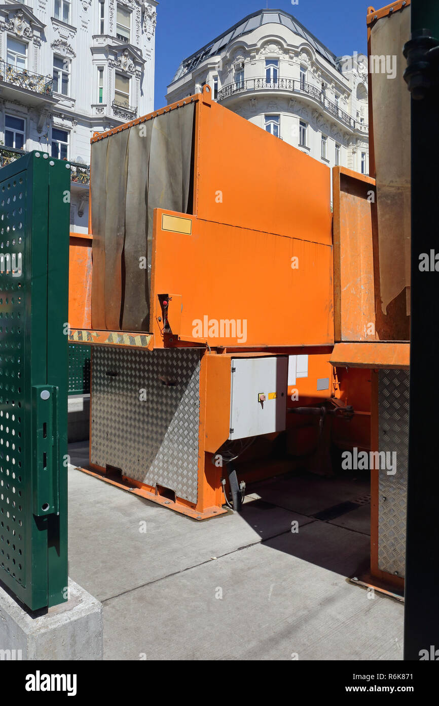 Garbage press hi-res stock photography and images - Alamy