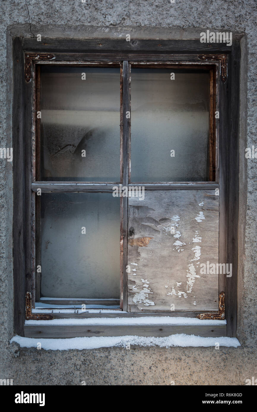 Broken old window Stock Photo - Alamy