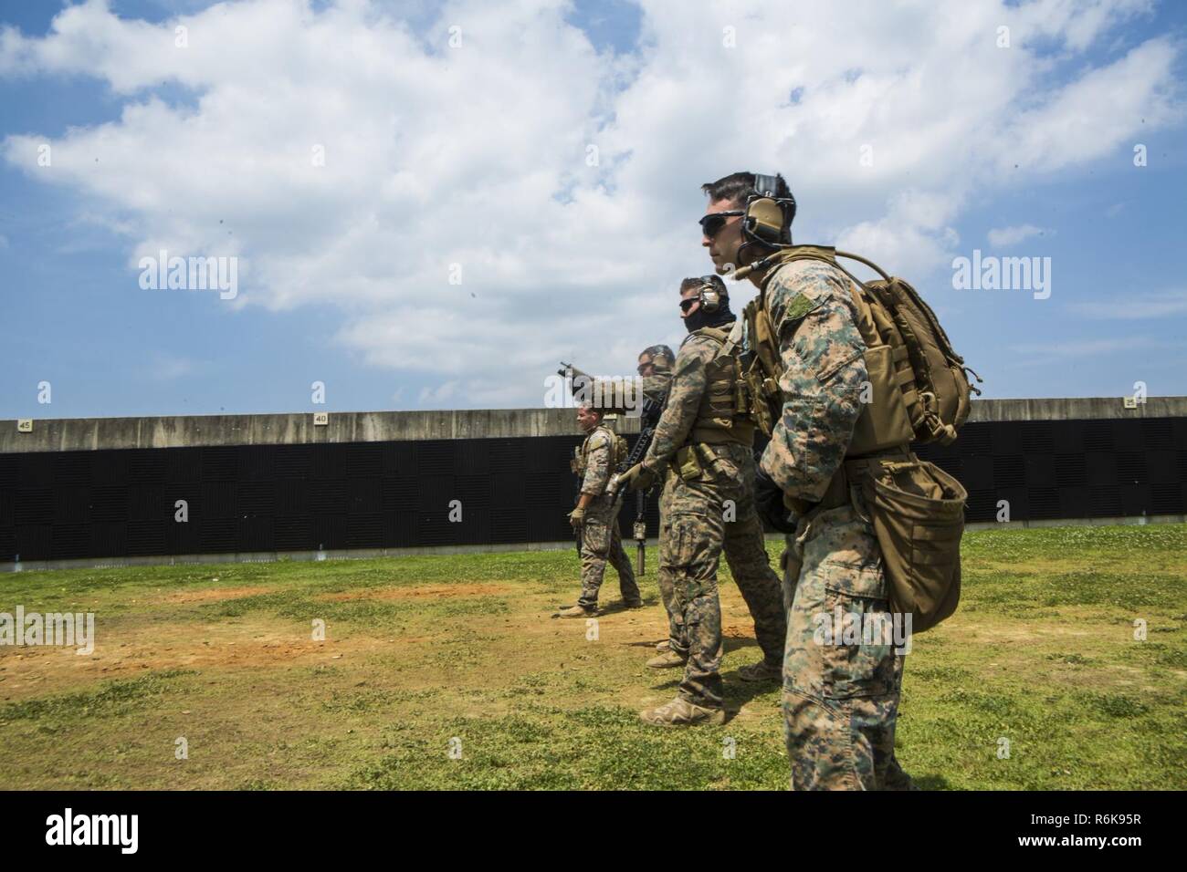 Marines with Force Reconnaissance Platoon, Maritime Raid Force, 31st ...