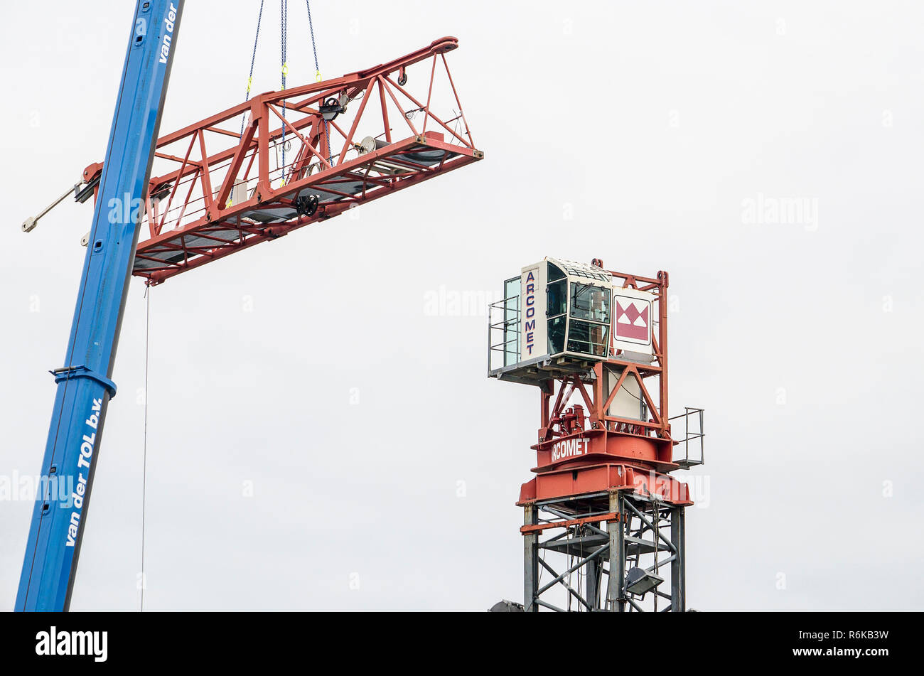 Crane placement hi-res stock photography and images - Alamy