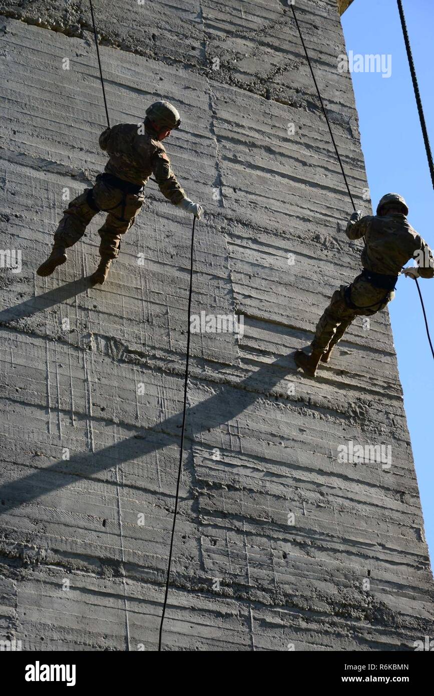 Greek paratroopers with 1st Paratrooper Commando Brigade, Greek Army ...