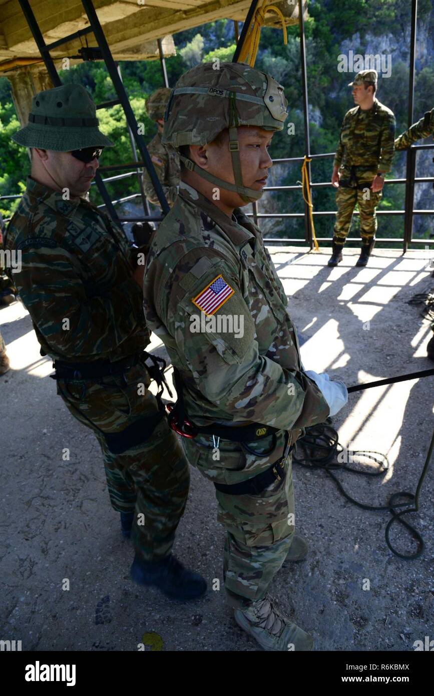 Greek paratroopers with 1st Paratrooper Commando Brigade, Greek Army ...