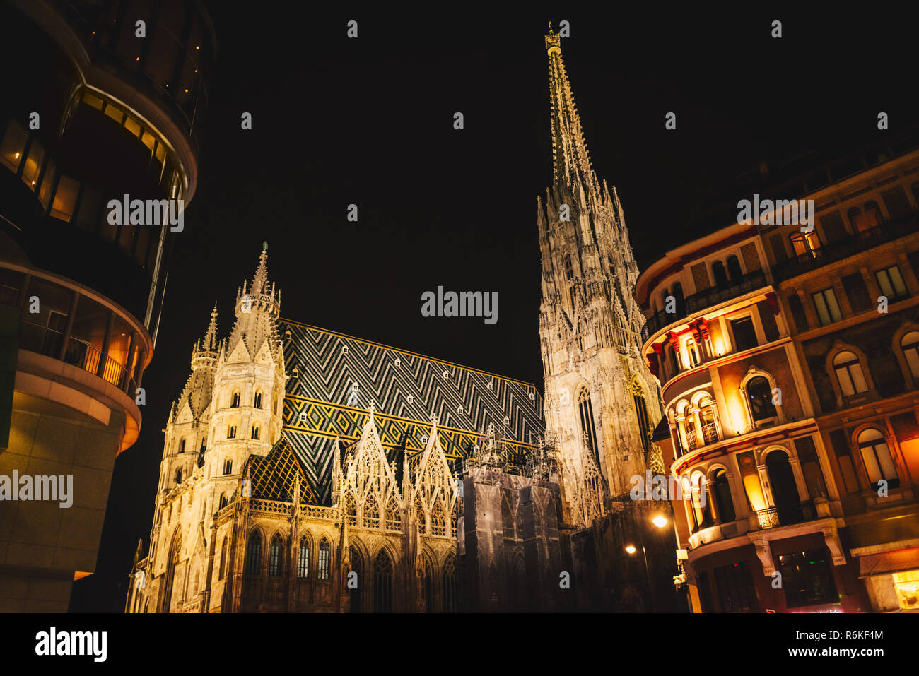 St stephens cathedral night vienna hi-res stock photography and images ...