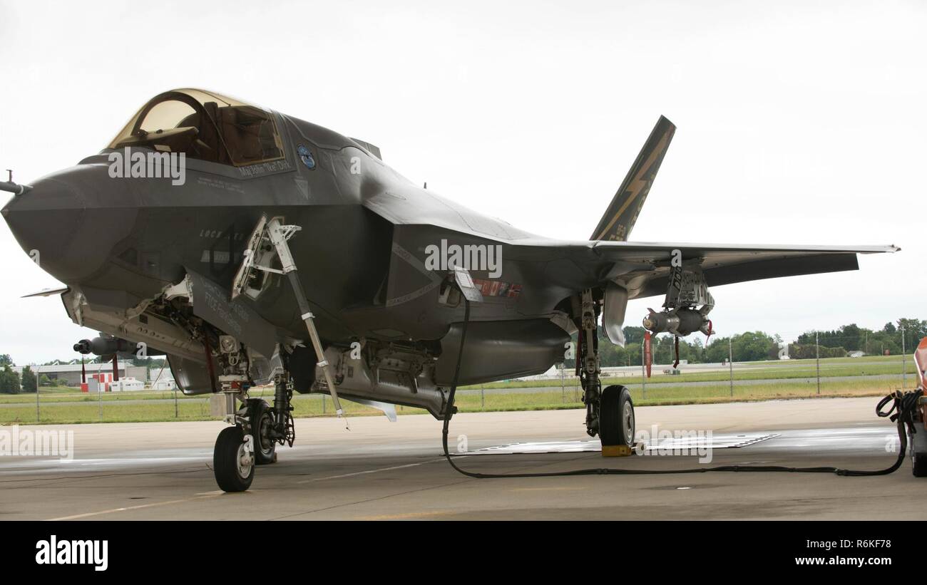 NAVAL AIR STATION PATUXENT RIVER, Md.- An F-35B is prepped for a test ...