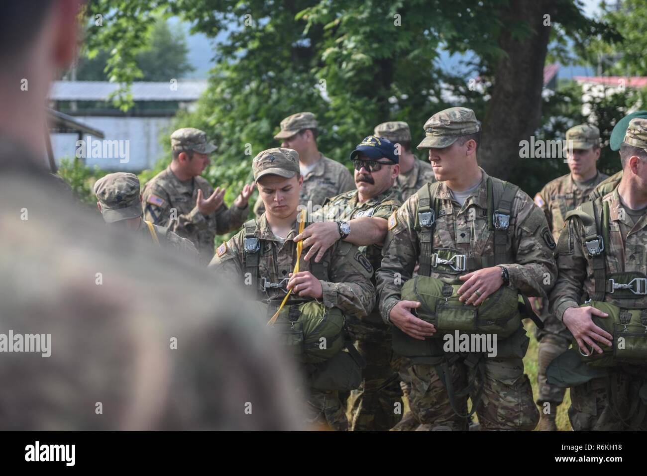Greek paratroopers with 1st Paratrooper Commando Brigade, Greek Army ...