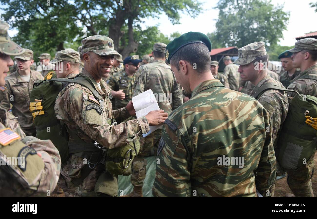 Greek paratroopers with 1st Paratrooper Commando Brigade, Greek Army ...