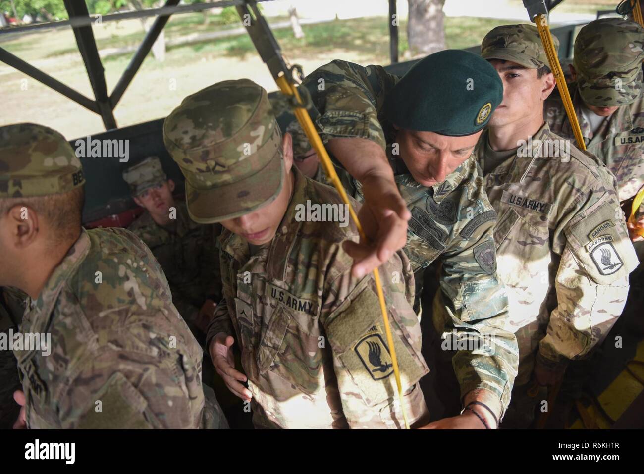 Greek paratroopers with 1st Paratrooper Commando Brigade, Greek Army ...