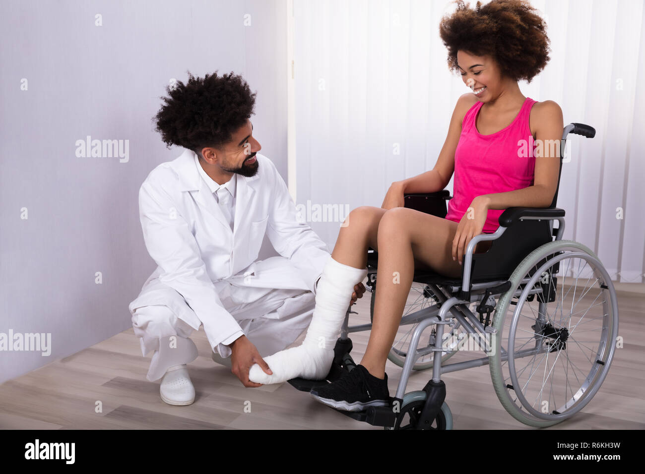 Doctor examining legs female patient hi-res stock photography and ...