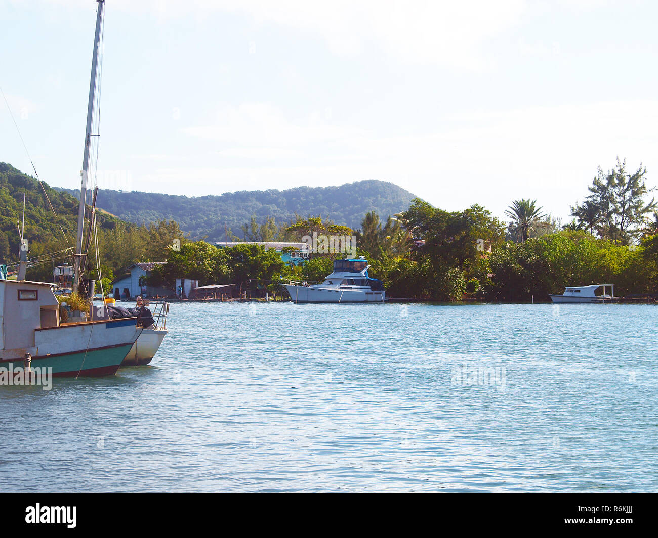 Boats in Oak Ridge Harbor, Roatan Stock Photo - Alamy