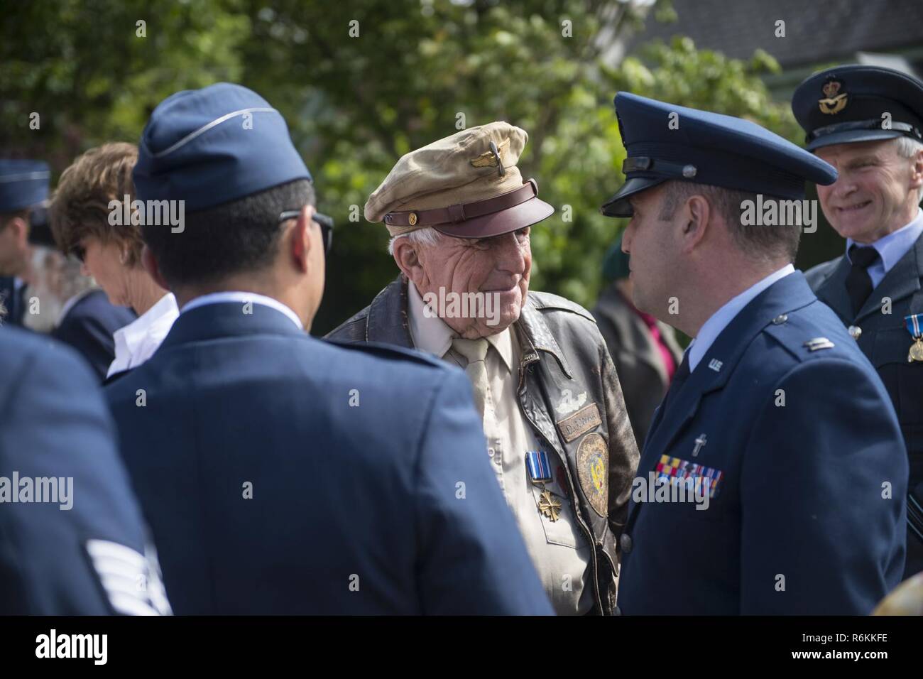 305th Bombardment Group veteran Douglas Ward, speaks to current Airmen ...