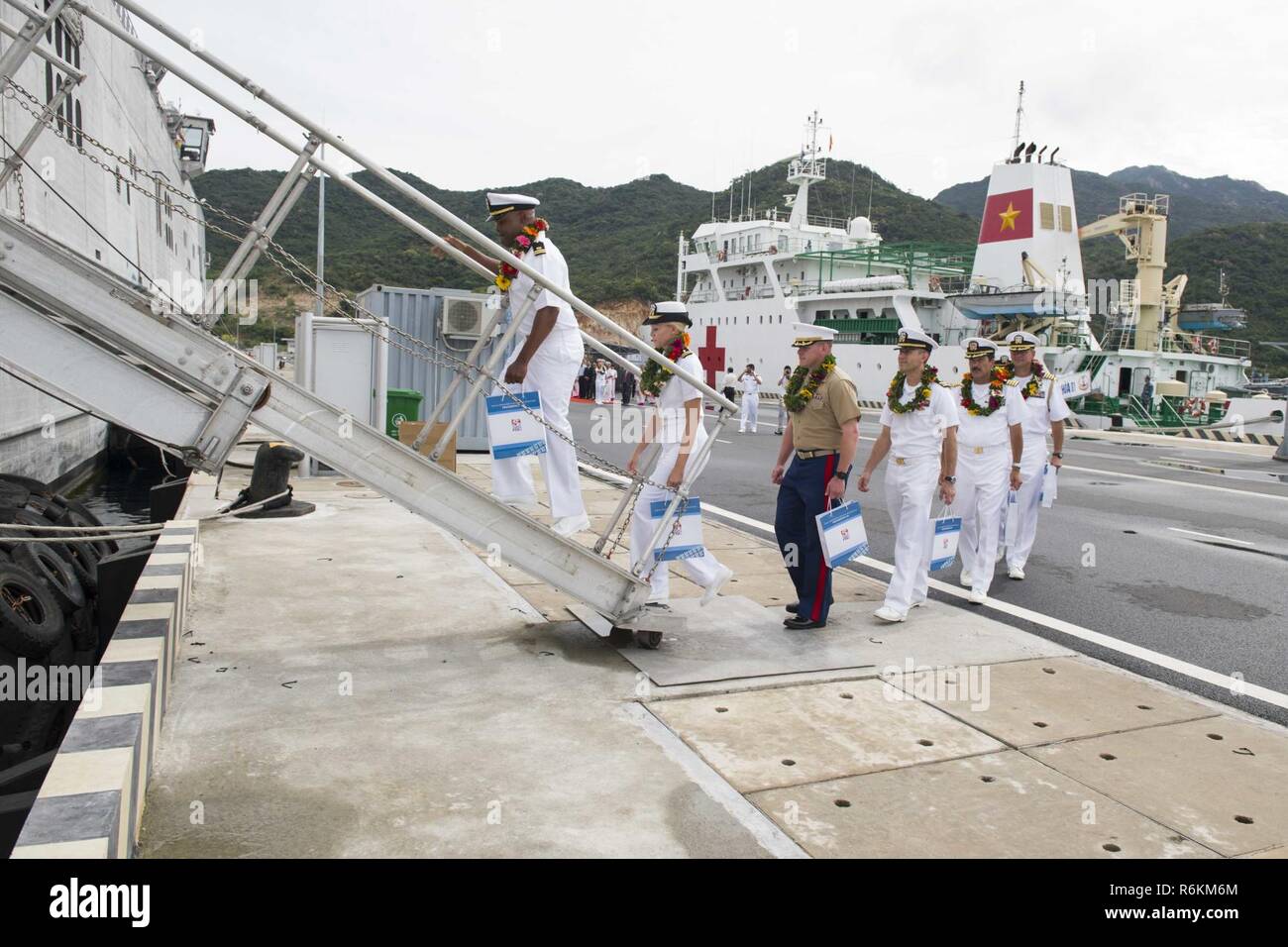 CAM RAHN, Vietnam (May 29, 2017) Leadership of Pacific Partnership 2017 ...