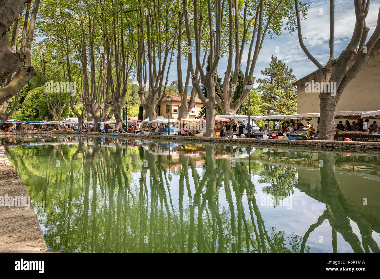 Étang de Cucuron. The market of Cucuron around the mill pond from the ...