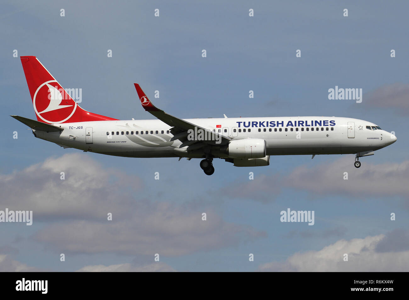 Boeing 737 800 landing gear hi-res stock photography and images - Alamy