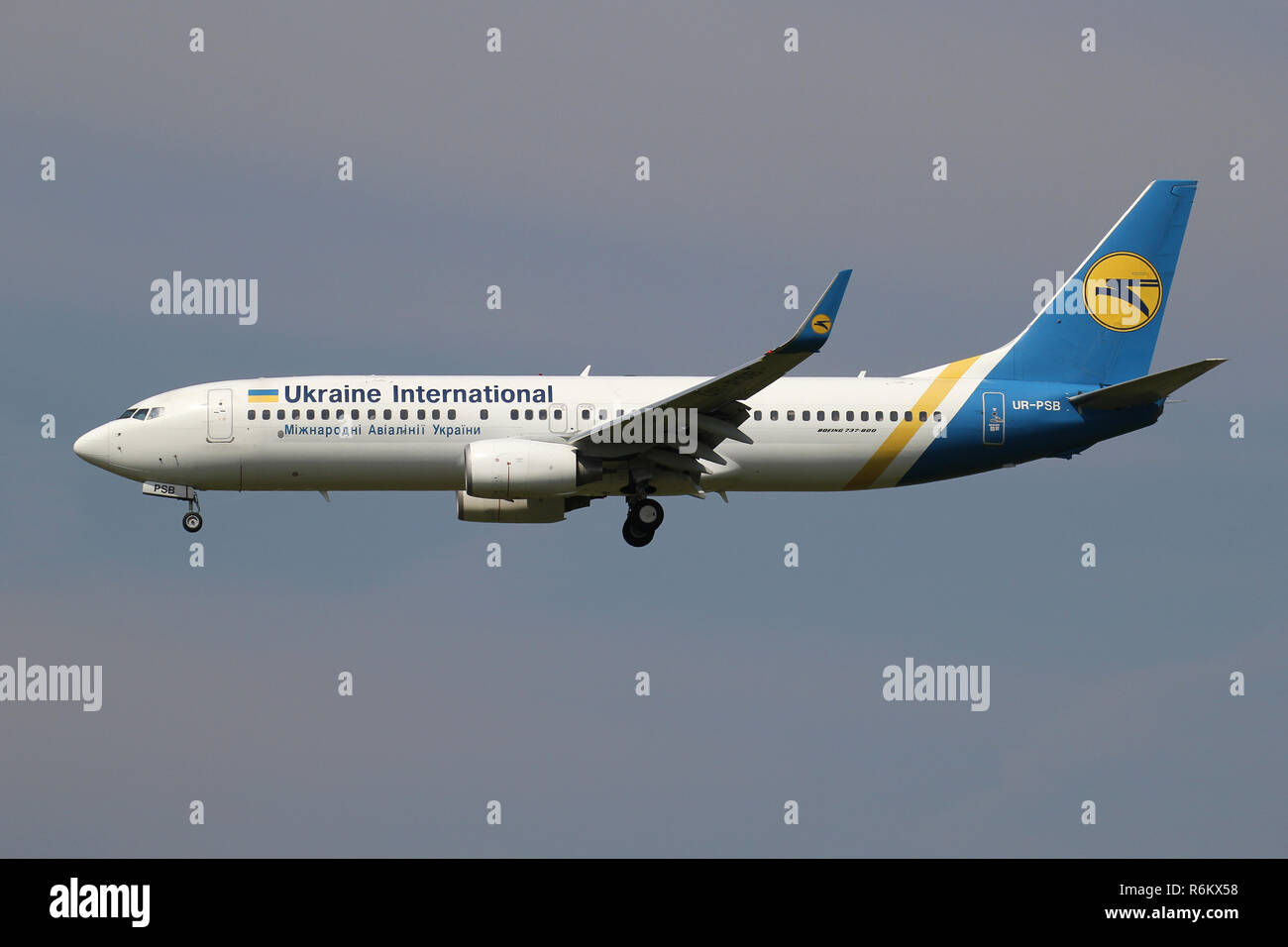 Ukraine International Boeing 737-800 with registration UR-PSB on short ...