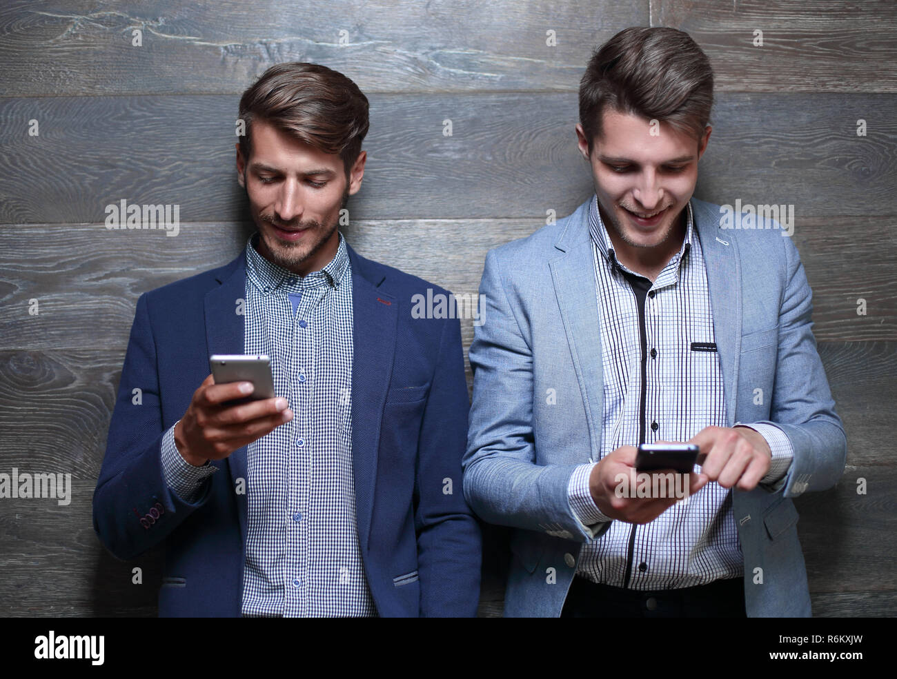 young guys with phones in their hands Stock Photo - Alamy