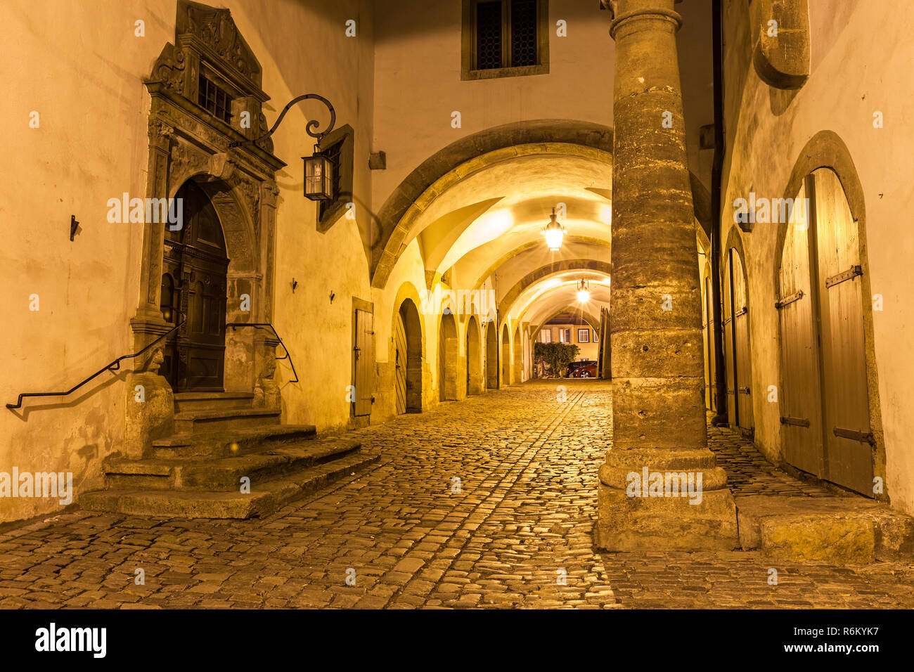Medieval courtyard architecture hi-res stock photography and images - Alamy