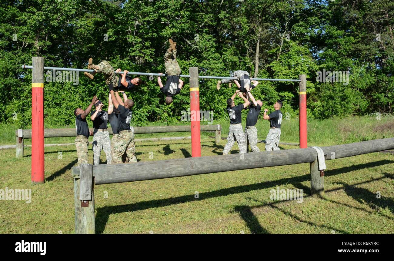 Soldiers with 704th Military Intelligence Brigade complete the Marine ...