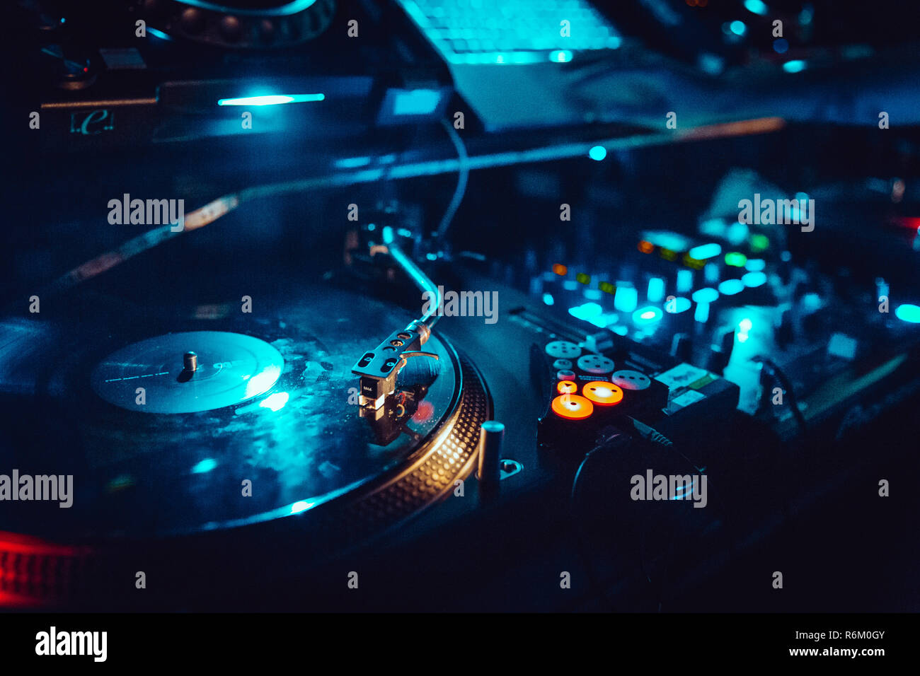 Vinyl dj decks with lights lit up in a dark room Stock Photo - Alamy
