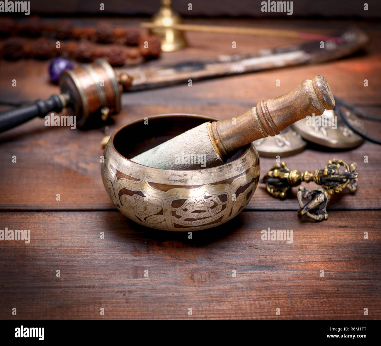 Copper singing bowl hi-res stock photography and images - Alamy