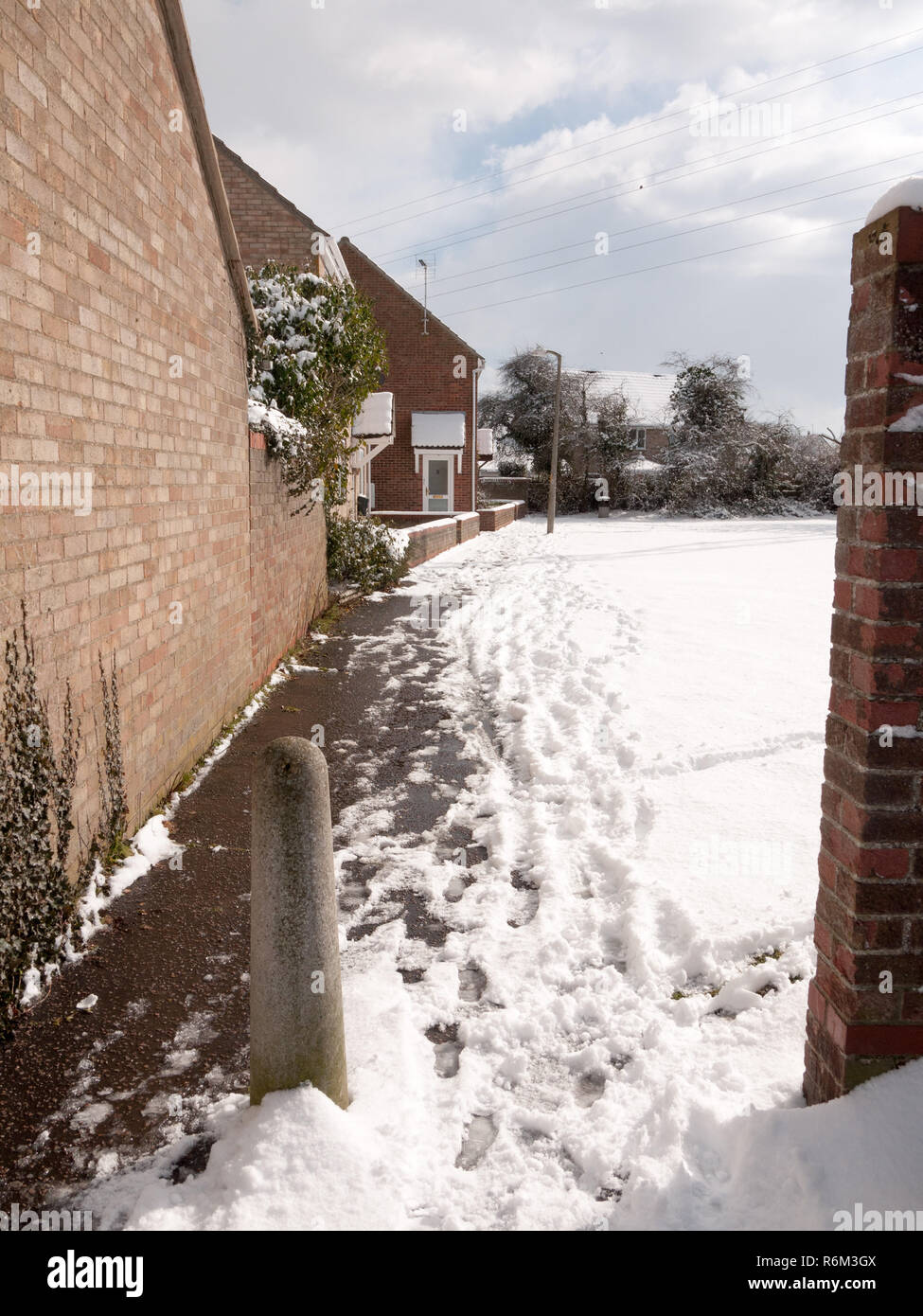 Footpath behind houses hi-res stock photography and images - Alamy