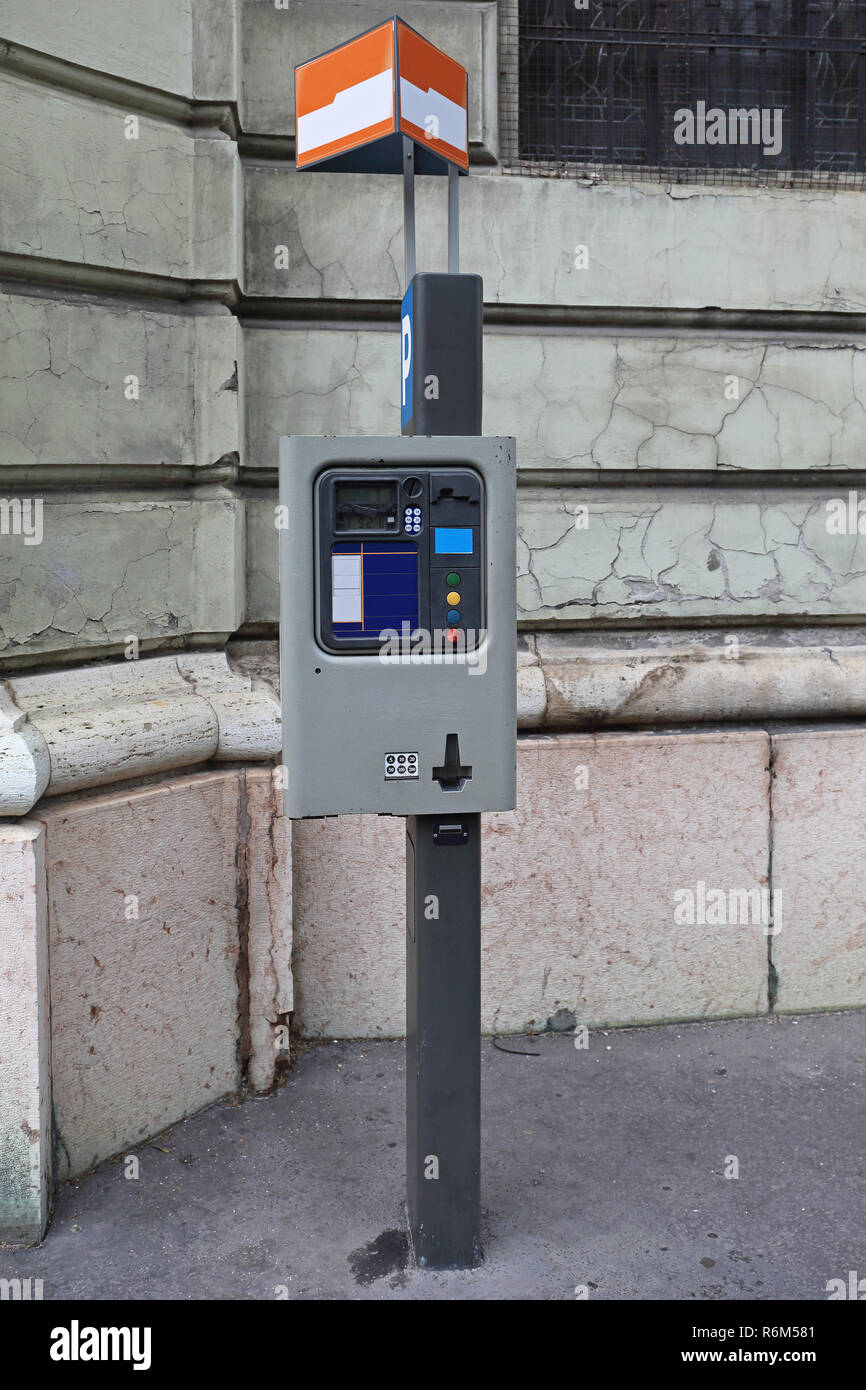 Automated parking pay station at city street hi-res stock photography ...