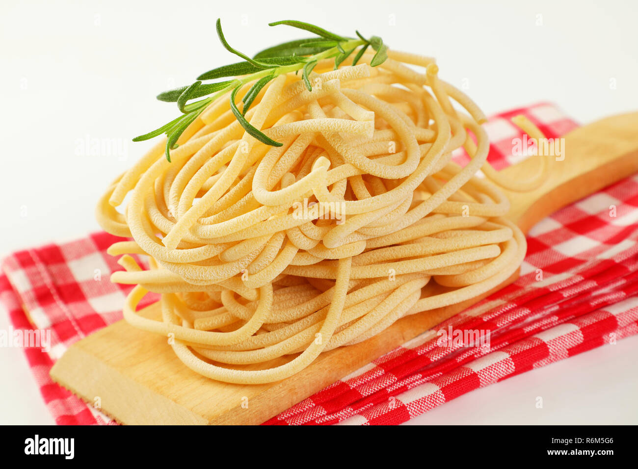 bundles of spaghetti pasta Stock Photo - Alamy