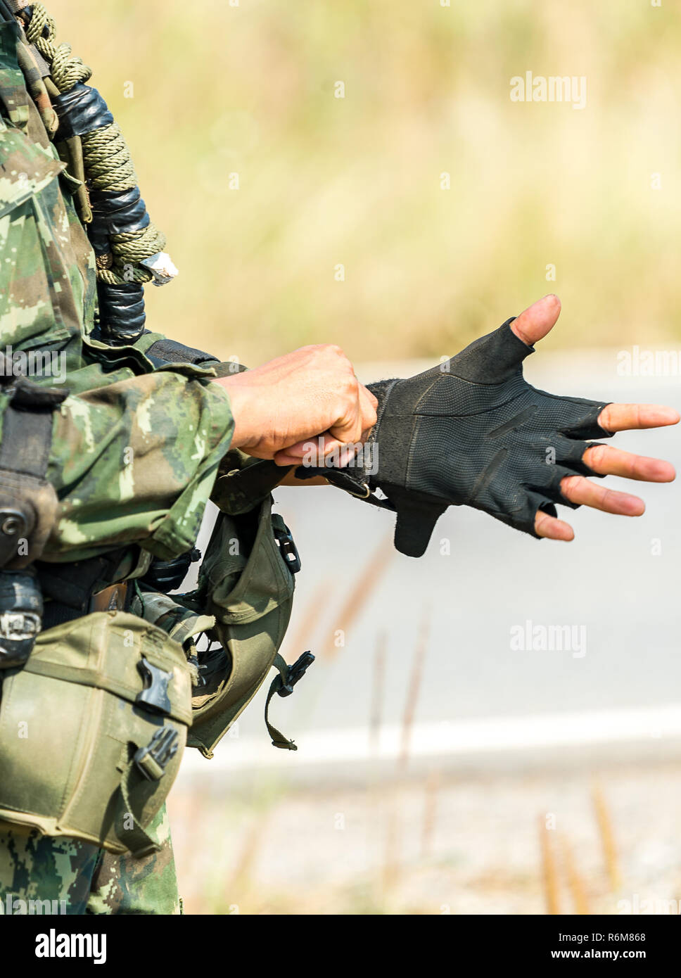 Soldier ready for war combat Stock Photo - Alamy