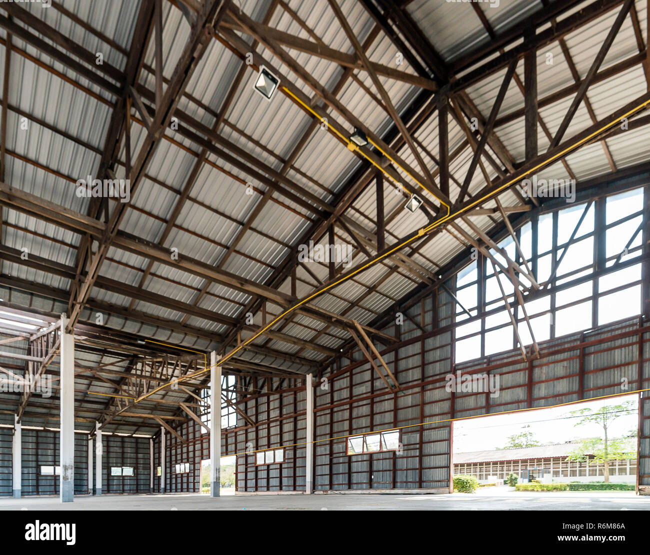 Empty plane hanger hi-res stock photography and images - Alamy
