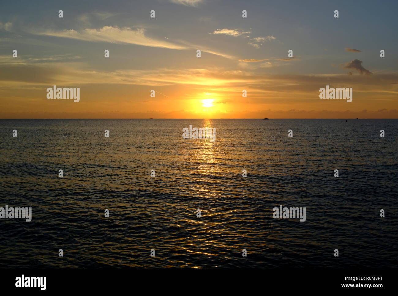 Sunrise over ocean hi-res stock photography and images - Alamy