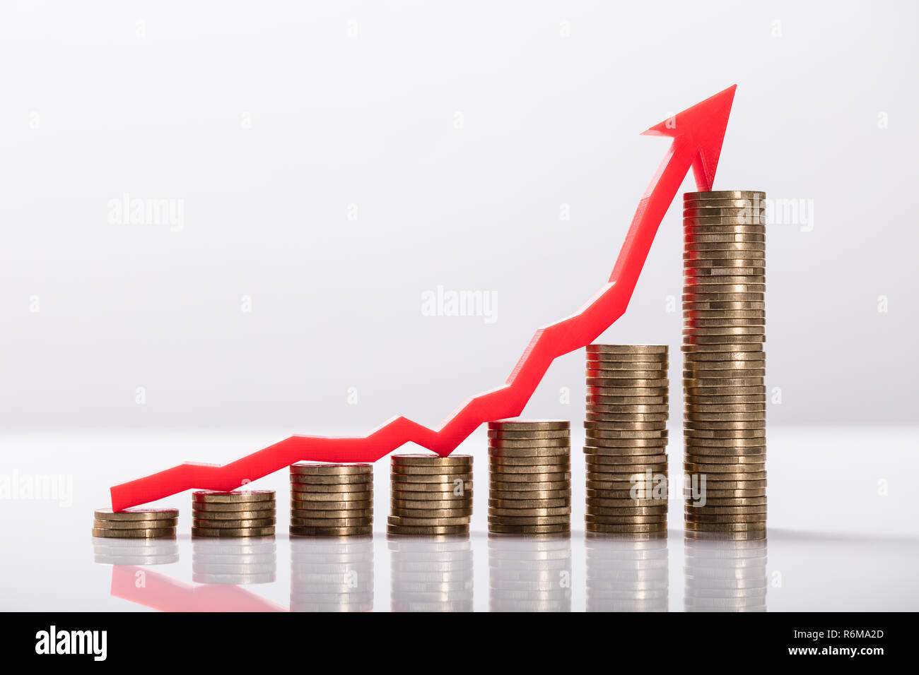 Increasing coins arrow hi-res stock photography and images - Alamy