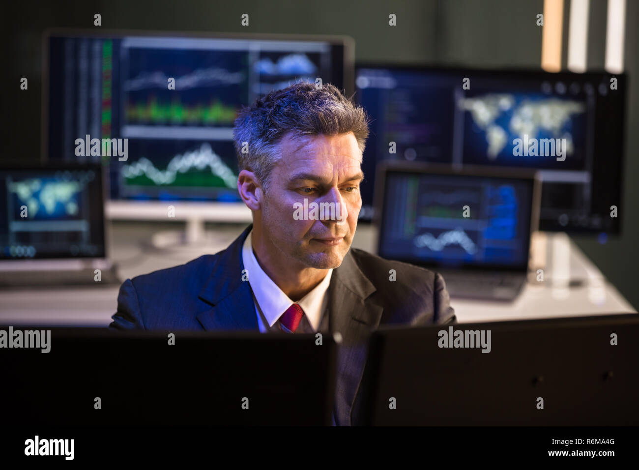 Data center monitor graph stock market hi-res stock photography and ...