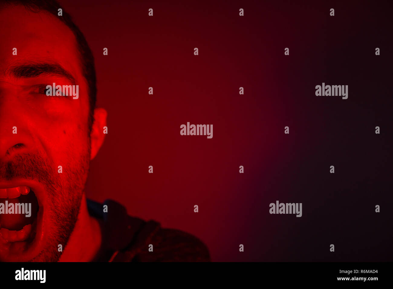 Man with angry facial expression screaming out loud Stock Photo - Alamy