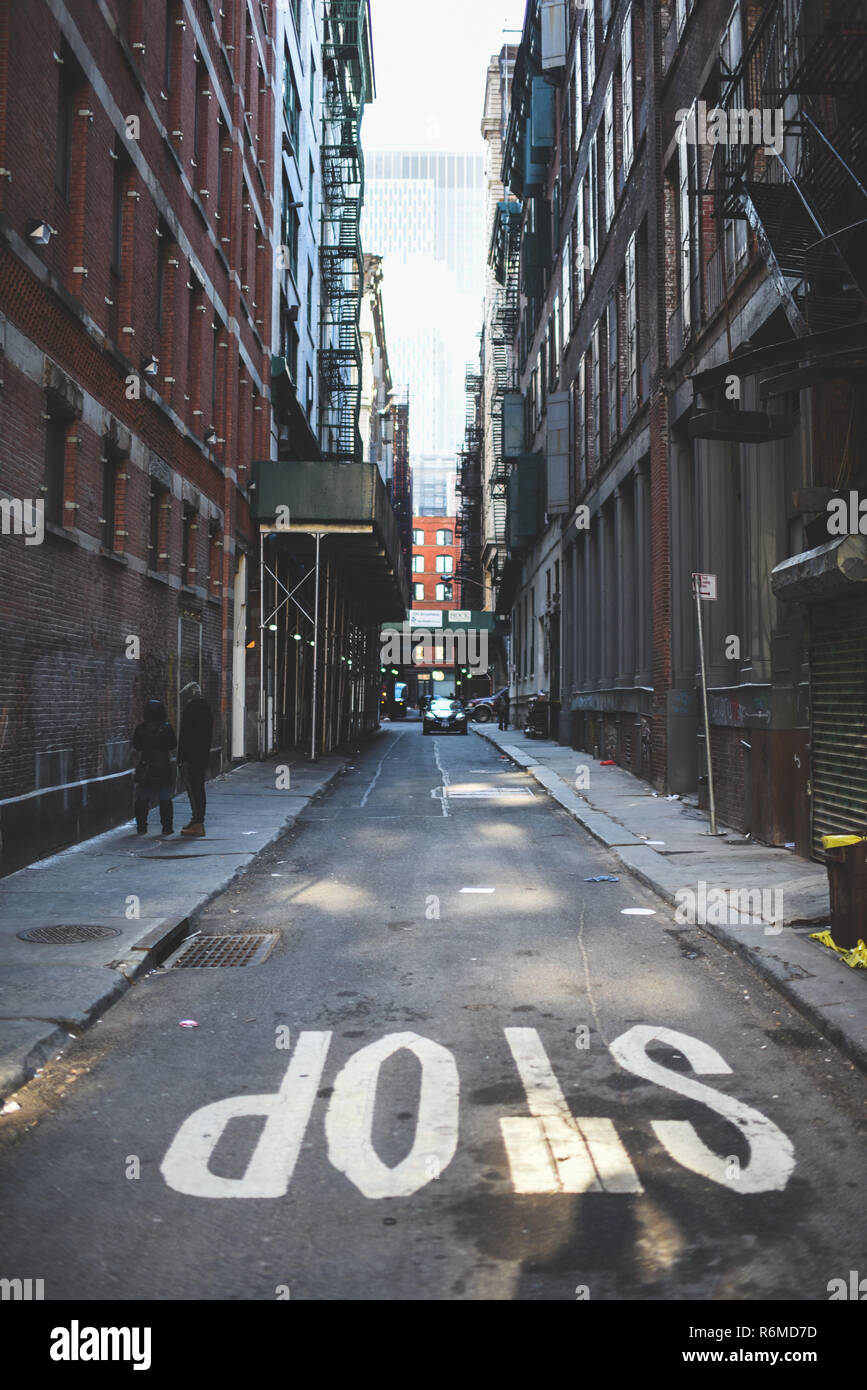 Empty street of Manhattan, New York Stock Photo - Alamy
