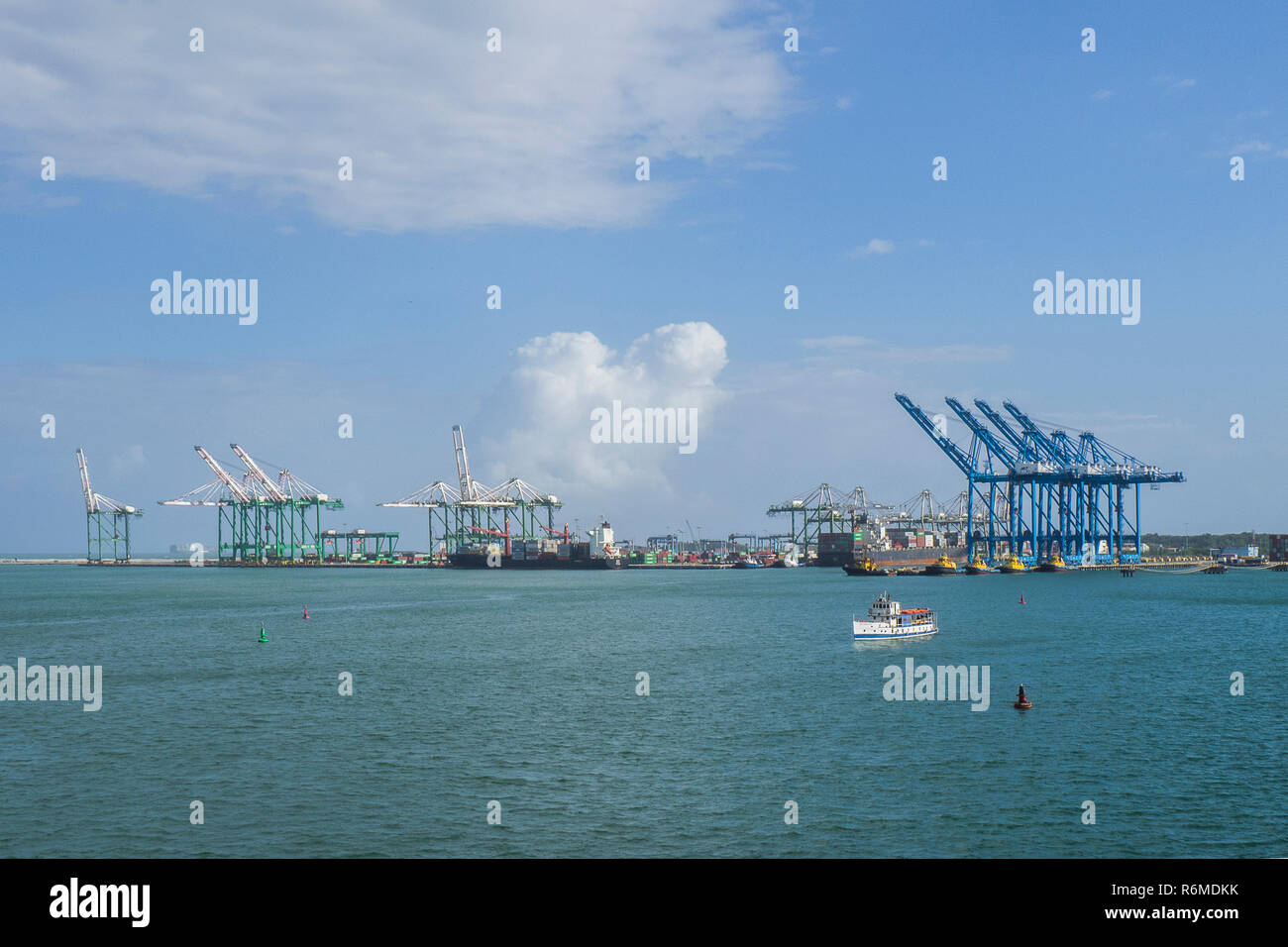 Ship port colon panama hi-res stock photography and images - Alamy