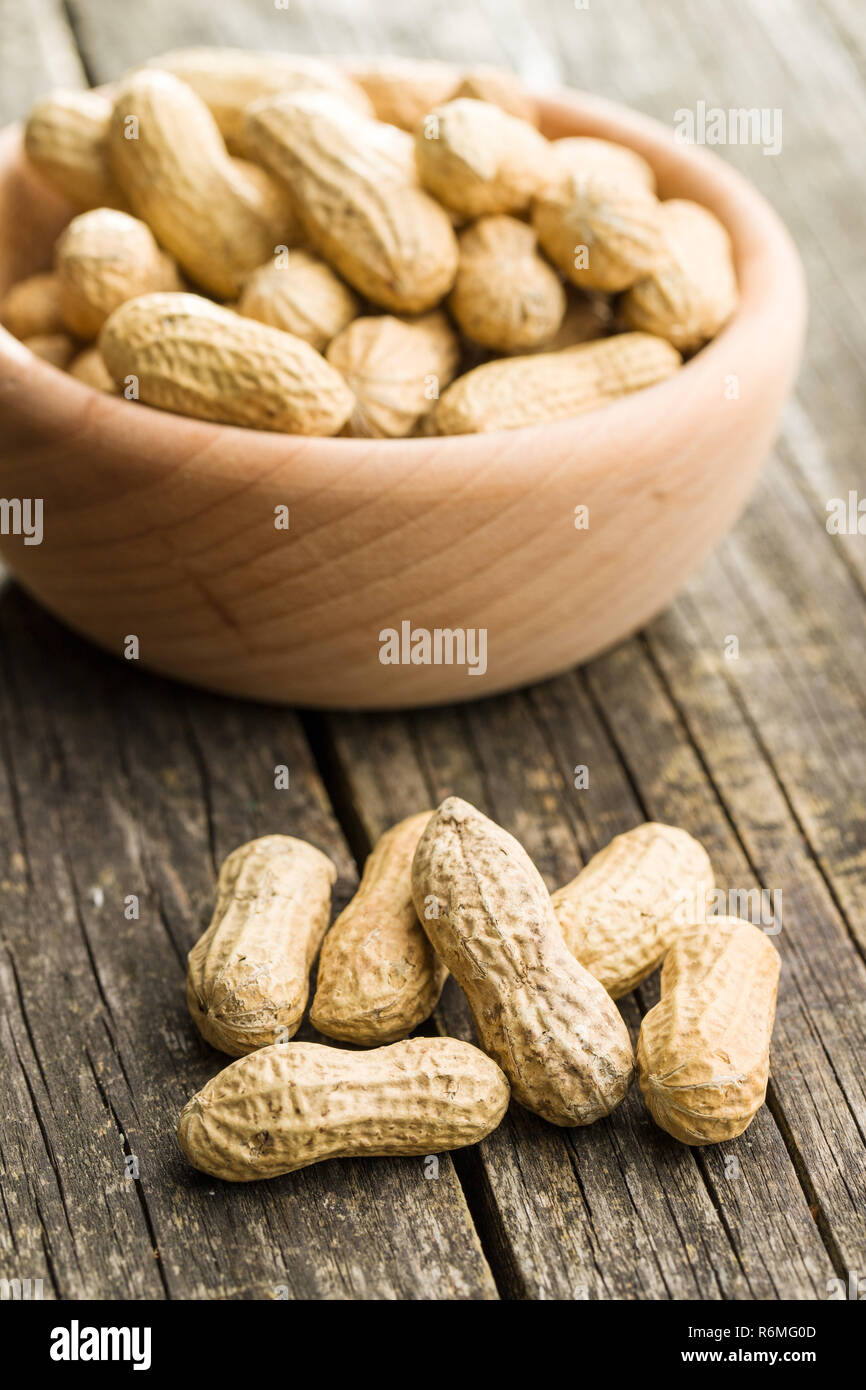 The unpeeled peanuts Stock Photo - Alamy