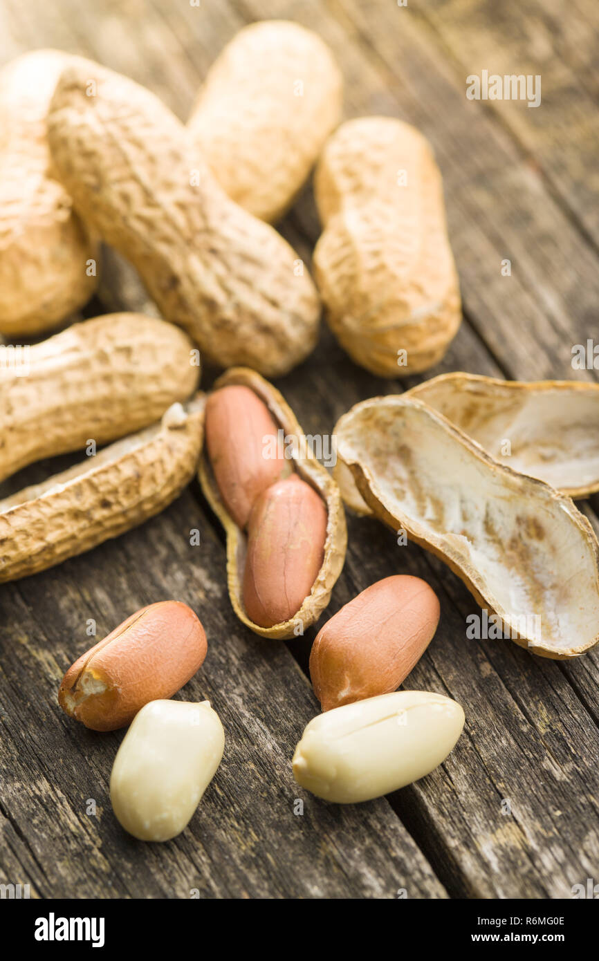 The peeled peanuts Stock Photo - Alamy