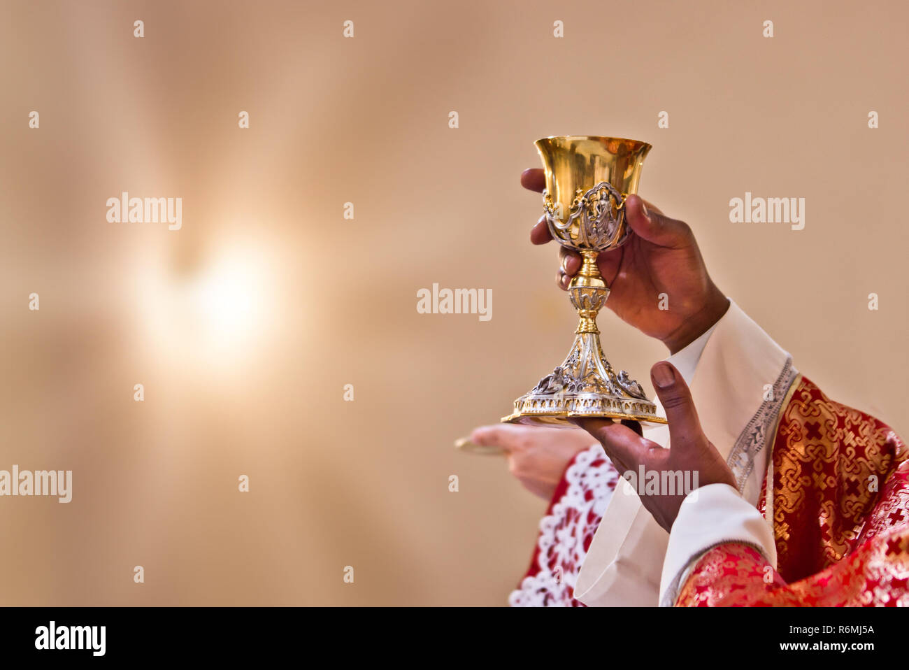 Hands pope eucharist hi-res stock photography and images - Alamy