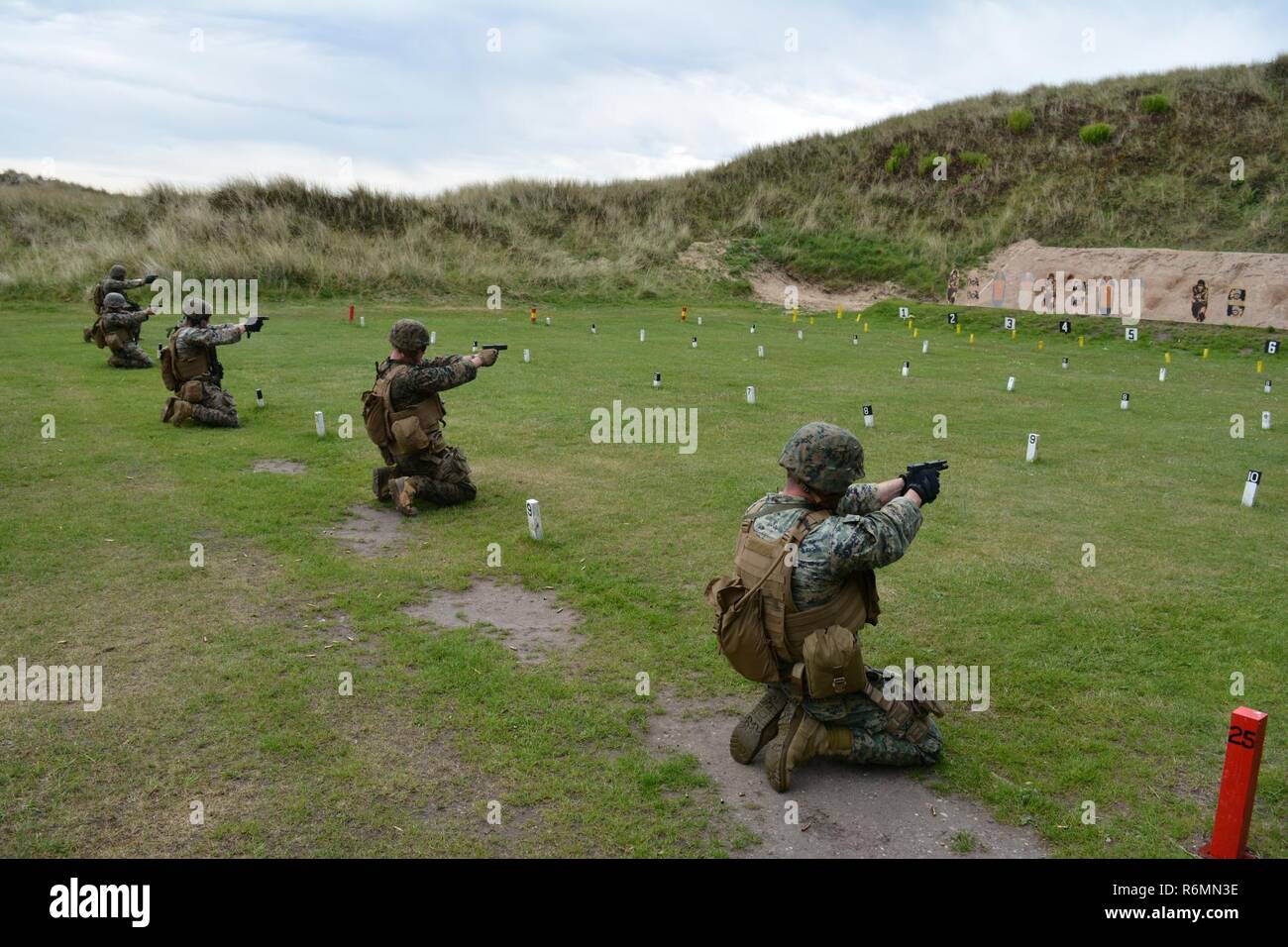 Glock 17 pistols hi-res stock photography and images - Alamy