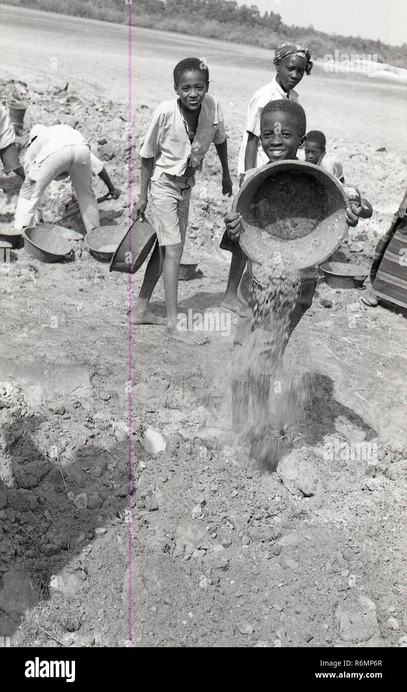 Kids helping to dig Stock Photo - Alamy